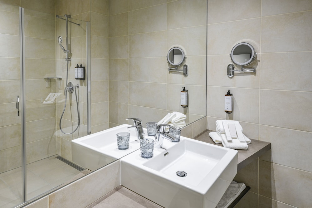 Mercure Geneva Airport , Geneva: $153 Room Prices & Reviews | Travelocity