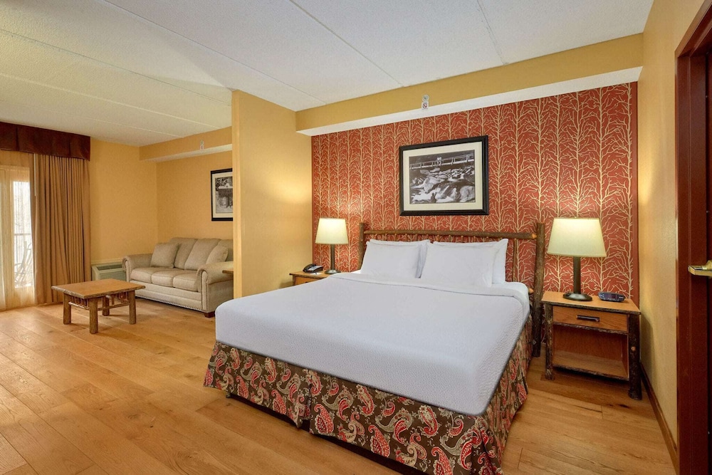 Bearskin Lodge on the River in Gatlinburg | Best Rates & Deals on Orbitz