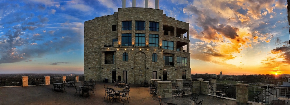 The Oread Lawrence, Tapestry Collection by Hilton in Lawrence | Best ...