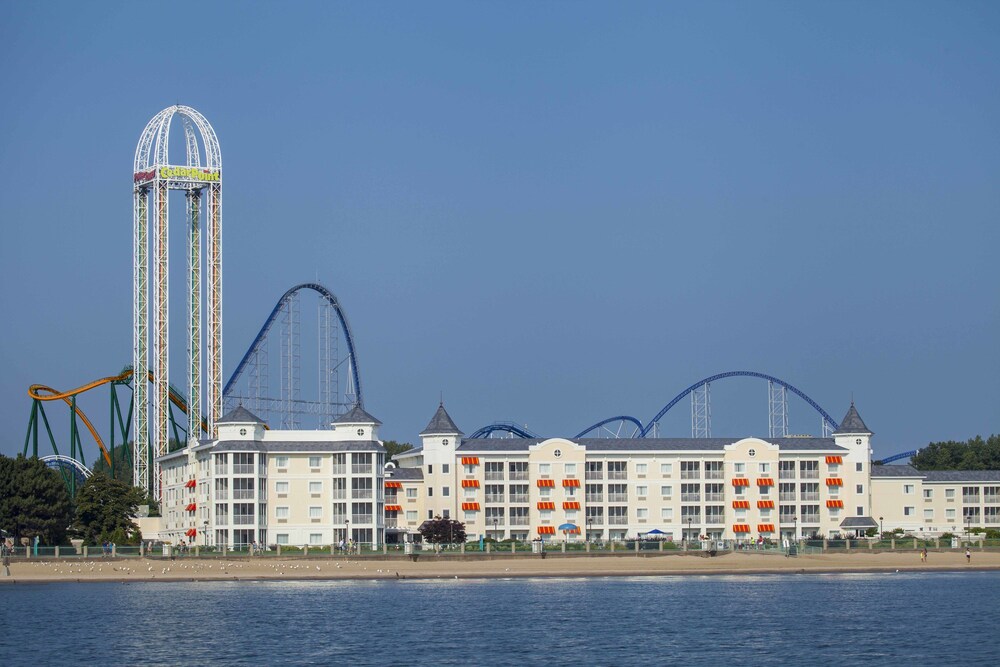 Cedar Point's Hotel Breakers: 2019 Room Prices $191, Deals & Reviews ...
