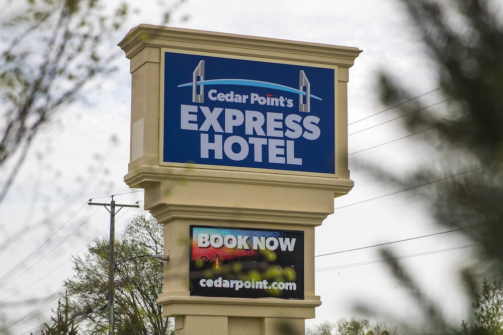 Cedar Point's Express Hotel, Sandusky: $99 Room Prices & Reviews ...
