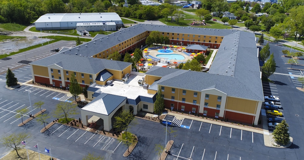 Cedar Point's Express Hotel, Sandusky: $99 Room Prices & Reviews ...