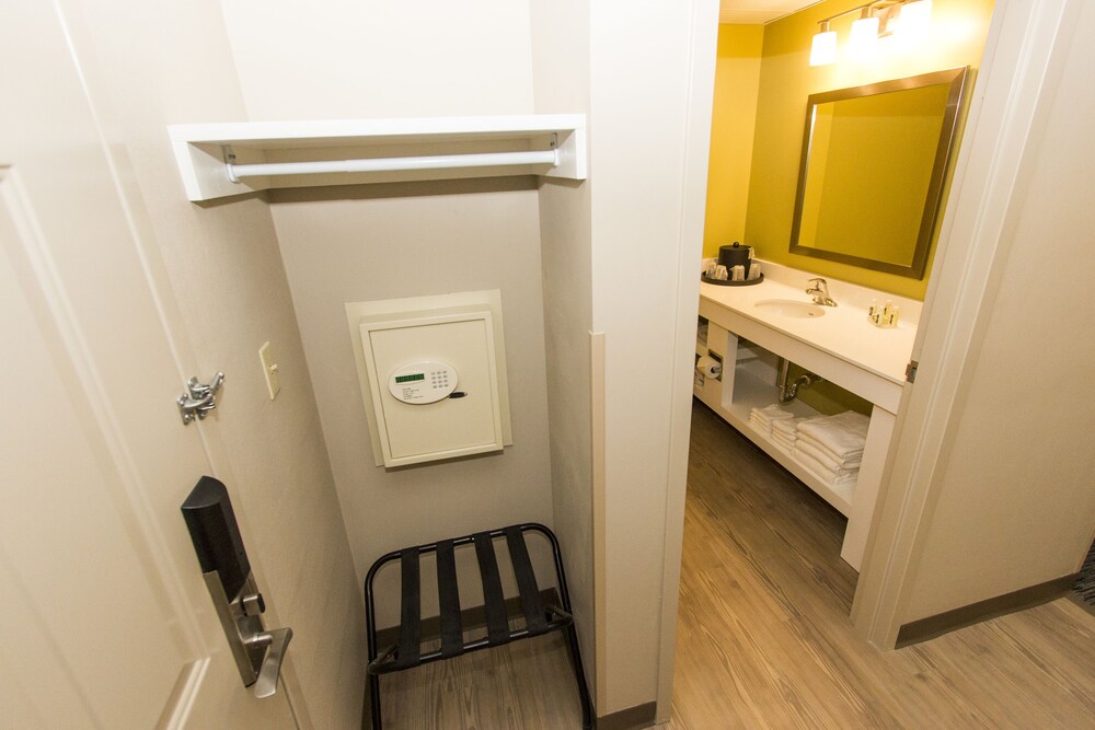 Cedar Point's Express Hotel, Sandusky: $139 Room Prices & Reviews ...