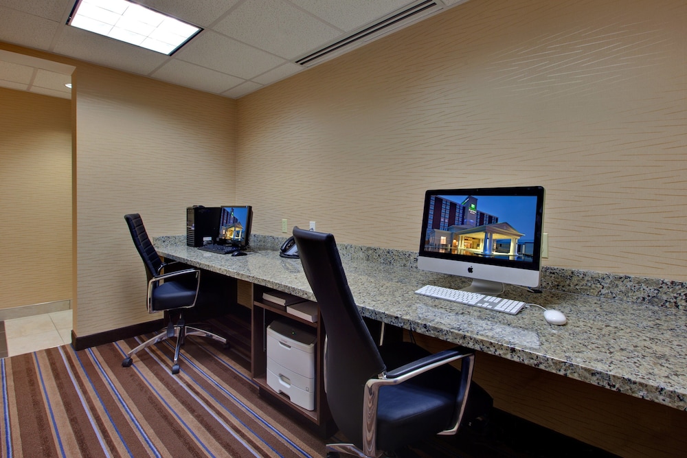 Holiday Inn Express & Suites Chatham South, an IHG Hotel in Chatham ...