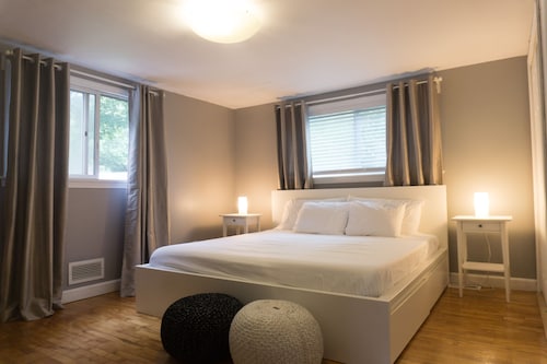 Stylish Retreat In Historic Quincy | Pet Friendly - Quincy, MA