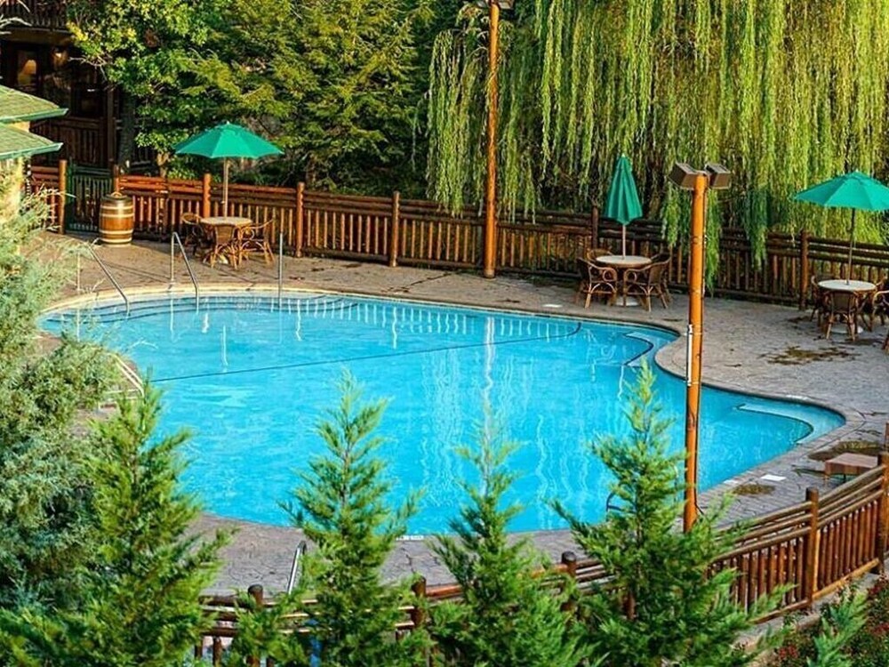 Great view of the Smokies Mountains!! Indoor water park! Infinity pool ...