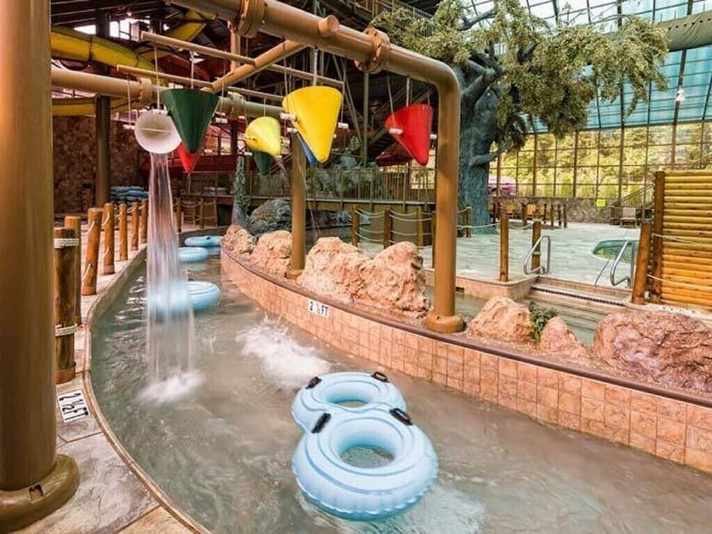 Great view of the Smokies Mountains!! Indoor water park! Infinity pool ...