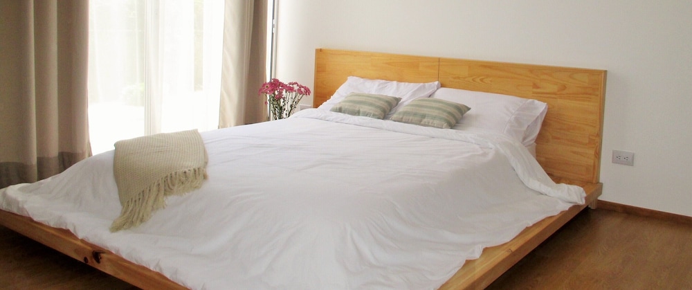 6 CedarCats Short Stay Apartments - San Pedro | Vrbo