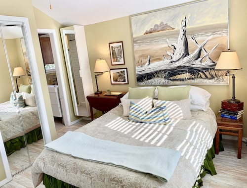 Private And Perfectly Located By Greenville Ave. - Dallas, TX