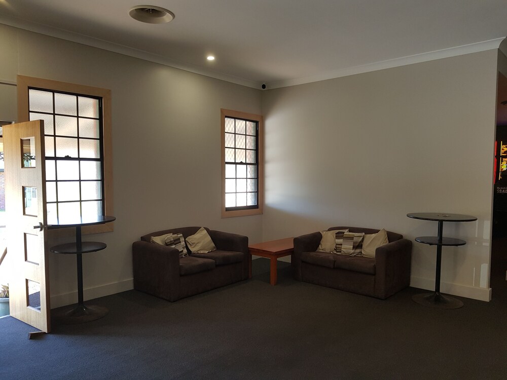 Lamington Hotel Motel: Rooms, Reviews & Deals (Maryborough, AUS) | Wotif