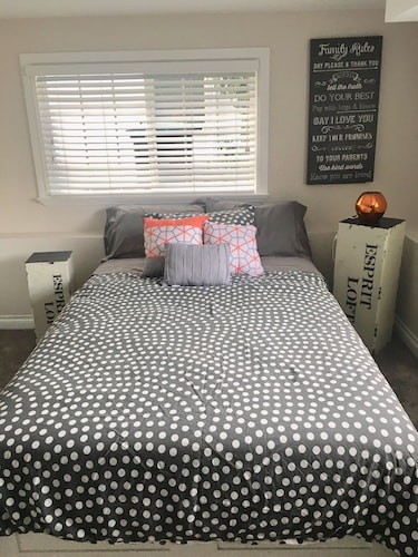 Bright 2 Bedroom Basement Suite In The N.van - Vancouver