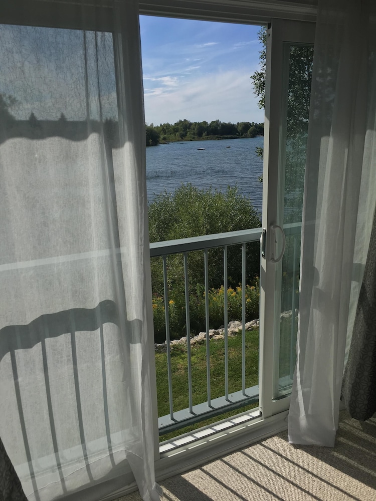 Spectacular Lighthouse Point Waterfront Condo - Collingwood | Abritel