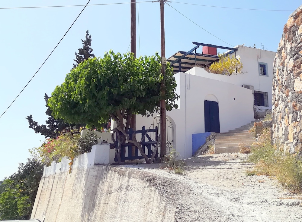 IN A HOUSE WITH PANORAMIC VIEW OF THE LIBYA SEA AT 180 - Patsianos | Vrbo