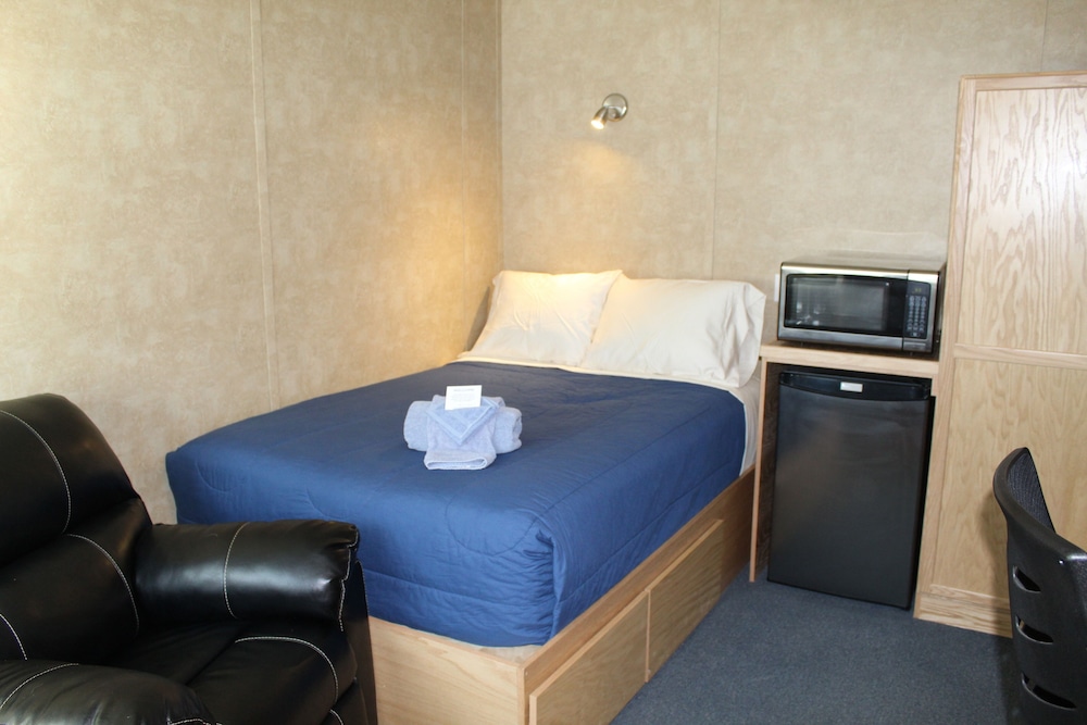 Target Hospitality-Seven Rivers Lodge Carlsbad: Rooms, Reviews & Deals ...