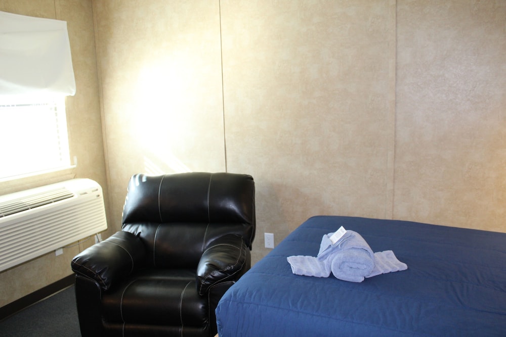 Target Hospitality-Seven Rivers Lodge Carlsbad: Rooms, Reviews & Deals ...