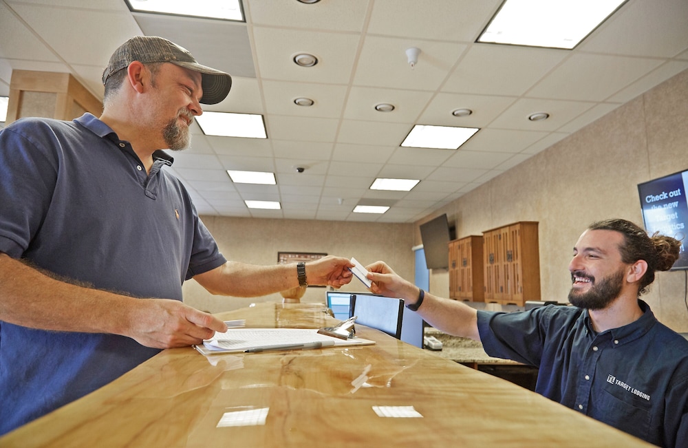 Target Hospitality-Seven Rivers Lodge Carlsbad: Rooms, Reviews & Deals ...