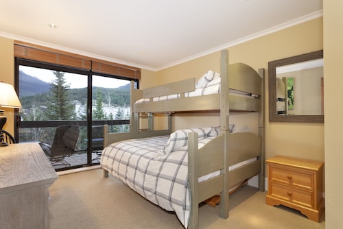 Bright Corner Unit With Mountain Views & Hottub - Whistler
