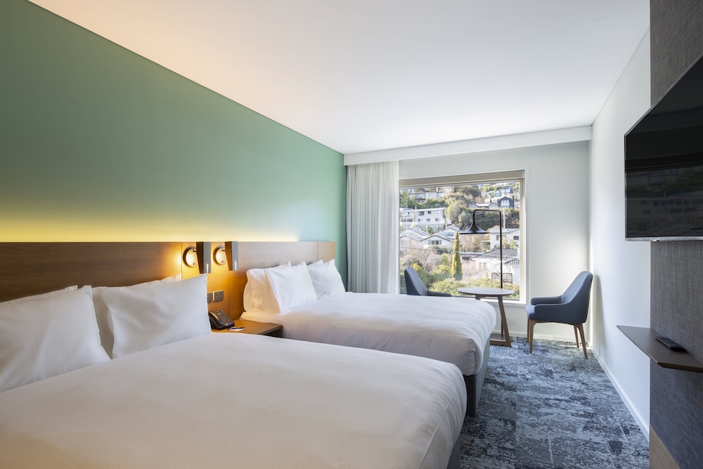 Holiday Inn Express And Suites Queenstown, an IHG Hotel: AU$193 Deals ...