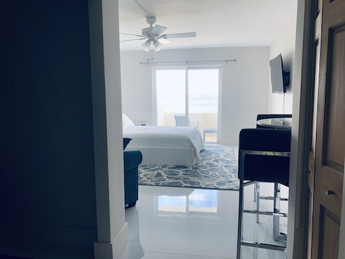 Bay Front Condo, Sunset Views, Free Wifi & Parking - Surfside, FL