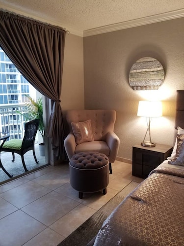 Modern Furnish Ocean Front Studio!!! - Sunny Isles Beach, FL