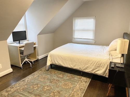 Downtown 4bd/3ba Home (Just Outside Dc) - Bethesda, MD