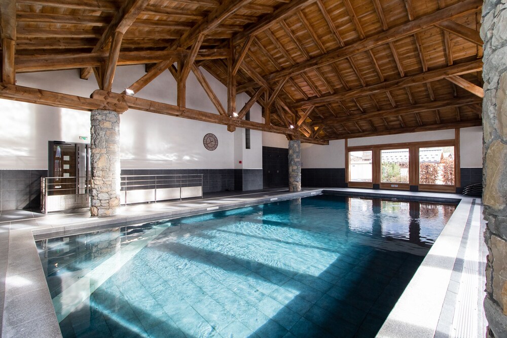 Luxury 2-bedroom Apartment & Residents’ Pool, Samoëns, Grand Massif ...