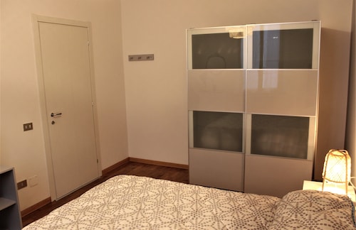 The Alley House: 2 Bedrooms, Wi-fi A/c - Modène