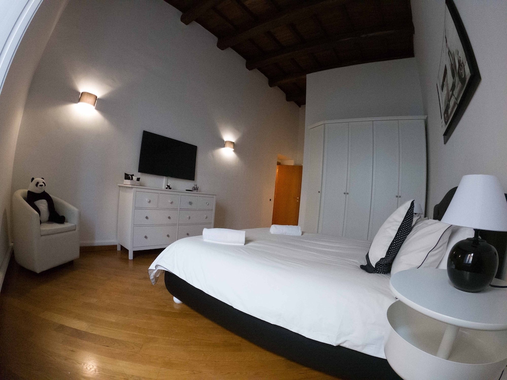 Large, bright apartment with 4-meter-high white walls with wooden beams ...