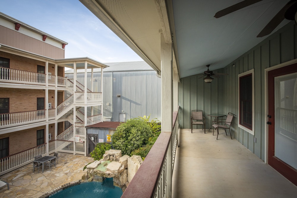 Gruene Getaway - 3/2 Luxury Condo + Pool + River Access + Walk to ...