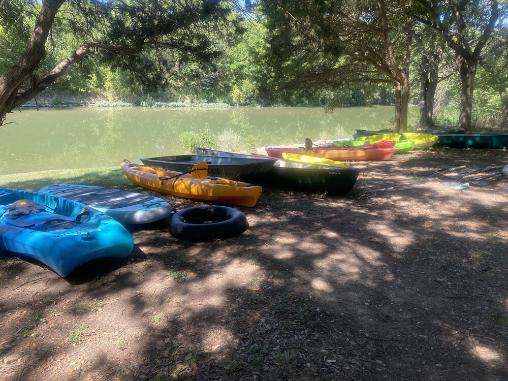 Lazy River Cottage on the Middle Bosque River - kayaks and boats ...