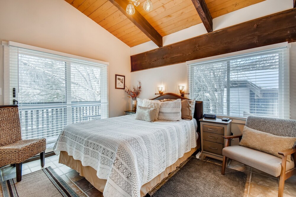 Inviting Cozy East Vail Condo On Gore Creek! 008412 - Vail | Vrbo