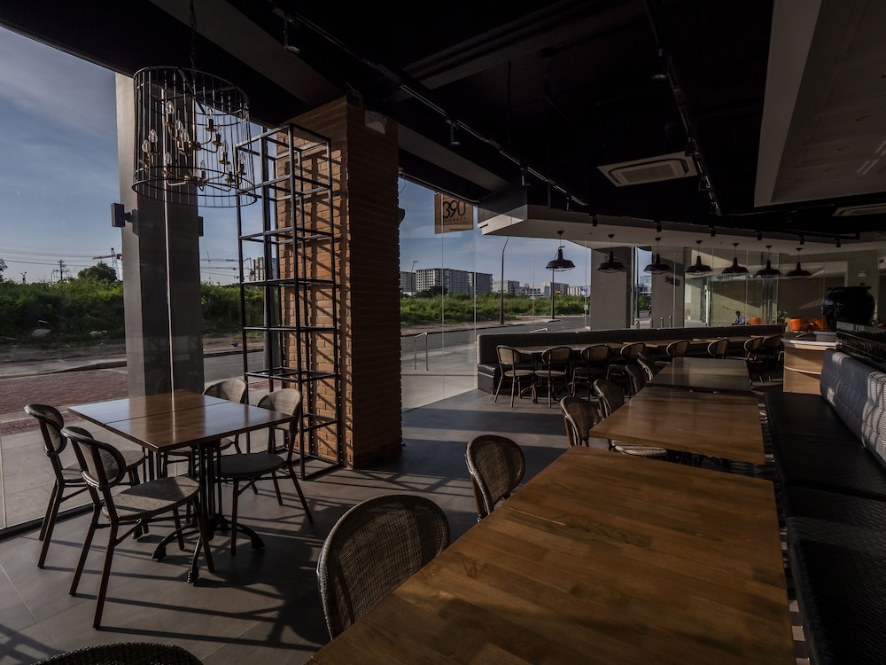 Sequoia Hotel Manila Bay, Manila: $84 Room Prices & Reviews | Travelocity