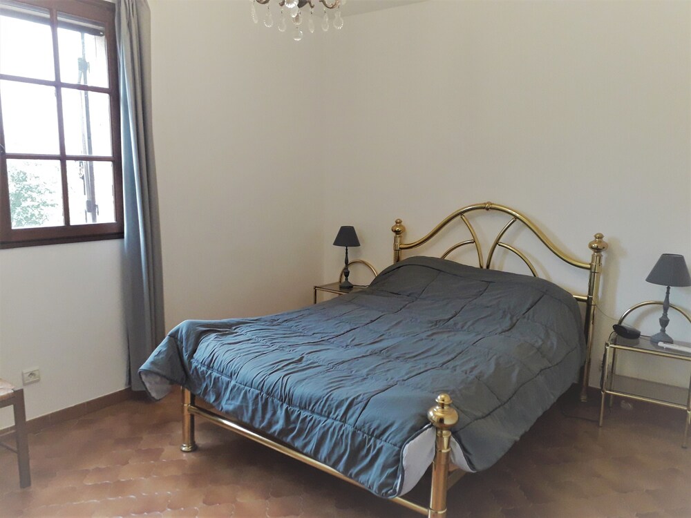 Maison avec terrain clôturé avec piscine privative, quartier calme ...