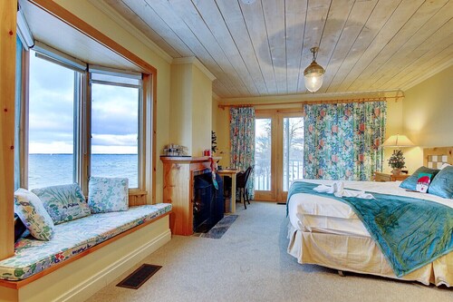 7-bedroom Lakefront Cabin Getaway W/ Scenic Views - Georgina