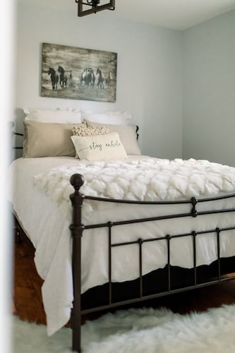 Cozy Hilltop Farmhouse - Pennsylvania