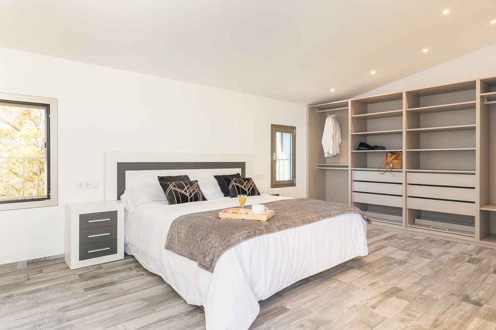 Villa Margalida. Spectacular newly built villa with heated pool. - Sa ...