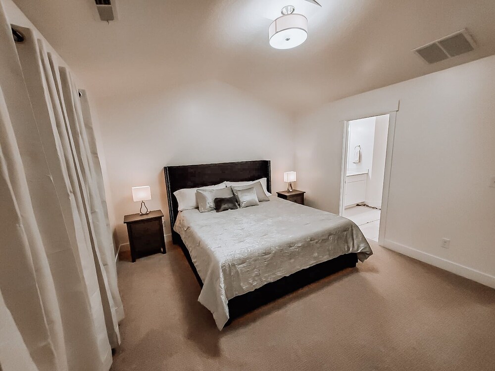 Nouvelle maison de ville luxueuse moderne dans des pentes de silicium ...