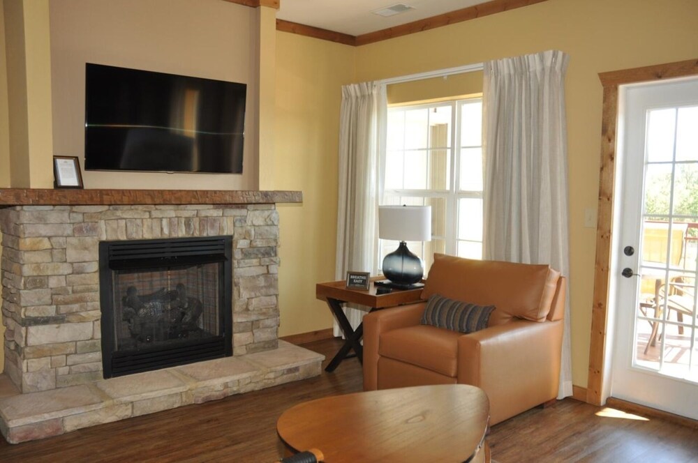 Two Bedroom Luxury Condo, Pigeon Forge, Tennessee (1890945) in Pigeon ...