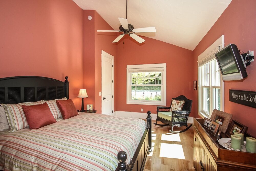 Lay By The Bay on kzoo lake dock walk to Saugatuck - Saugatuck | Vrbo