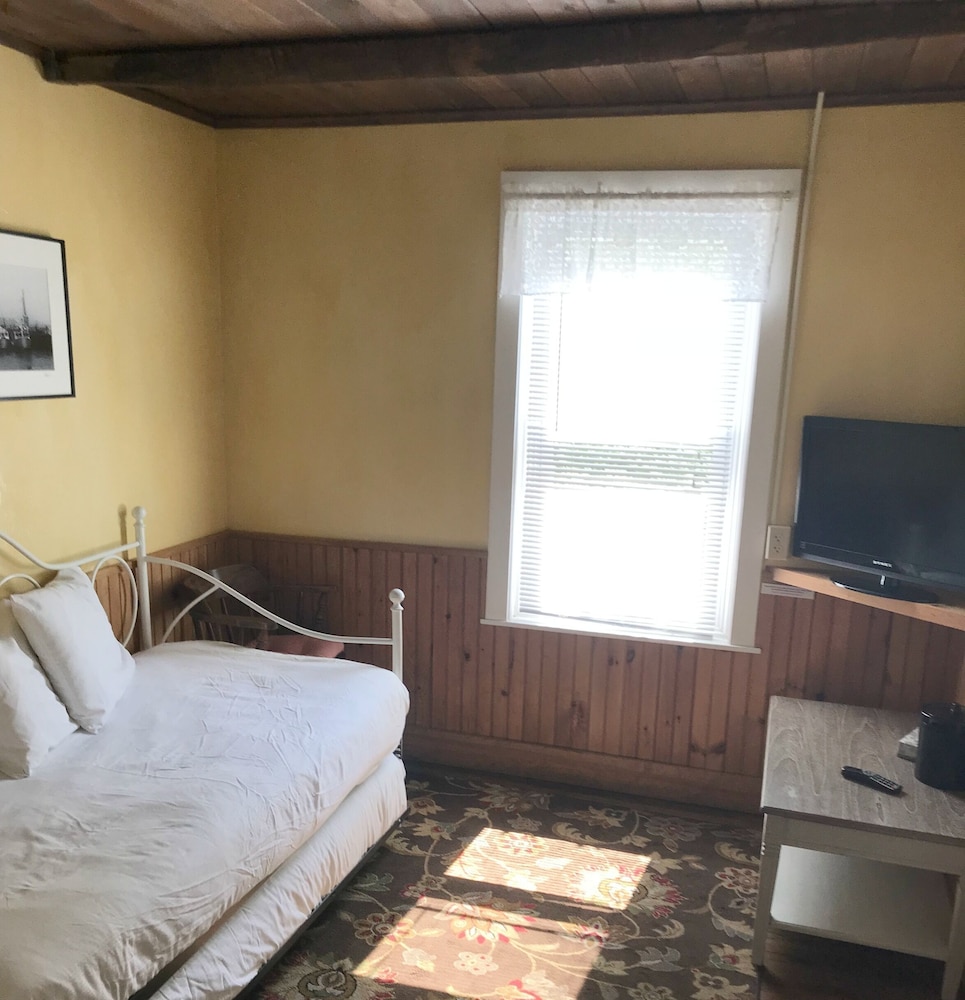 Harborside Inn, Block Island: Room Prices & Reviews | Travelocity