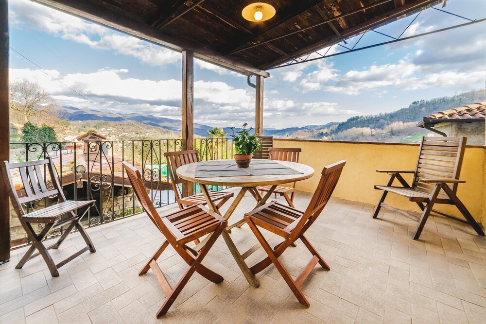 Authentic traditional Italy! Mountain views, own pool, WIFI, village ...