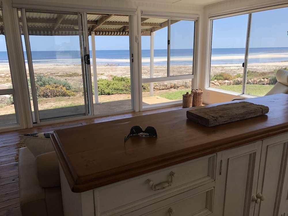 LITTLE WHITE SHACK on the beach, Hardwicke Bay, Yorke Peninsular ...