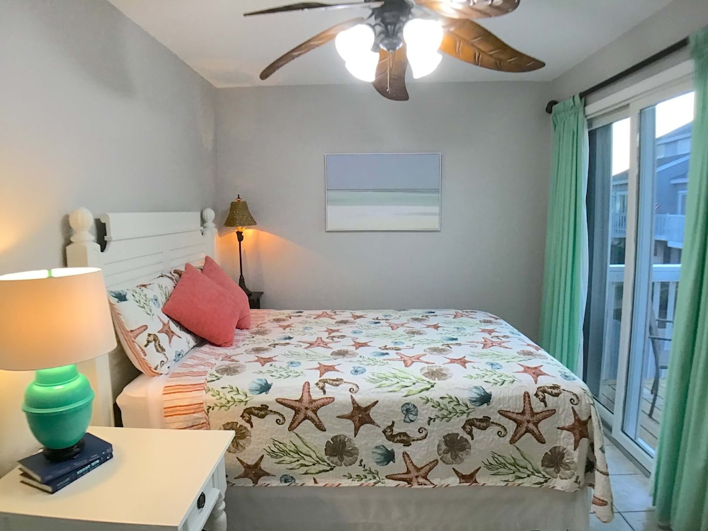 End unit, gated resort on CSB, screened deck, beach chairs & cart, Ez ...