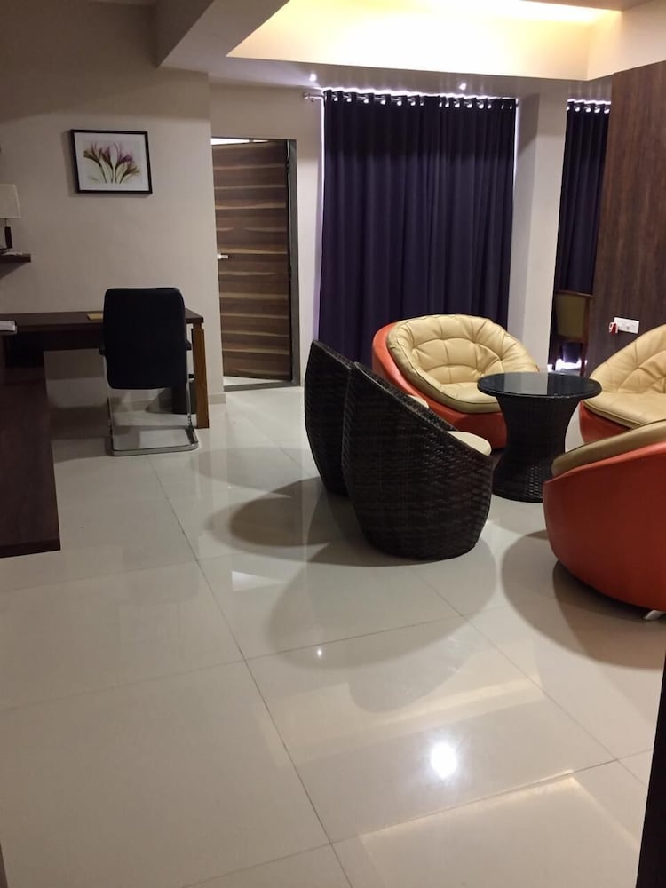 Hotel Shiv Palace, Kadi: Room Prices & Reviews | Travelocity