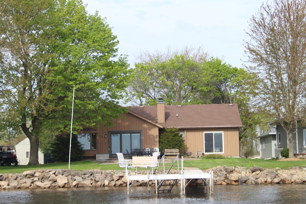 Lake house with easy access to Fox Valley cities - Larsen | Vrbo