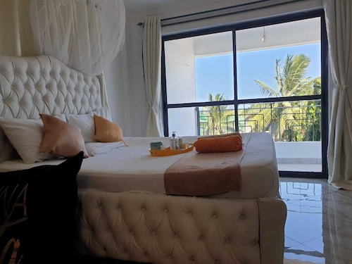 Elegant & Stylish Studio, Wifi, Netflix, 50" Tv, 5 Mins To The Beach - Mombasa