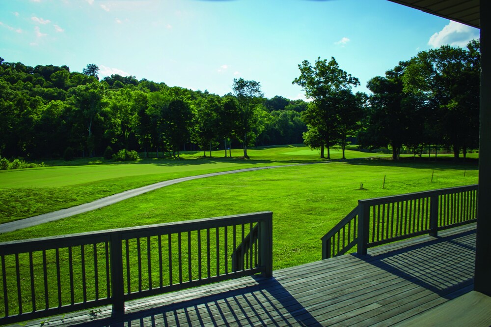 Fully furnished house sits on Lucas Oil Golf Course, English: Room ...