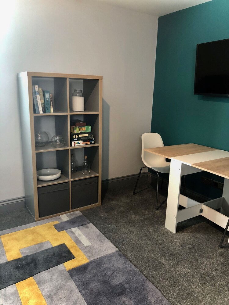 Studio Flat No 4 in Beaconsfield New Town, short walk to train and NFTS ...