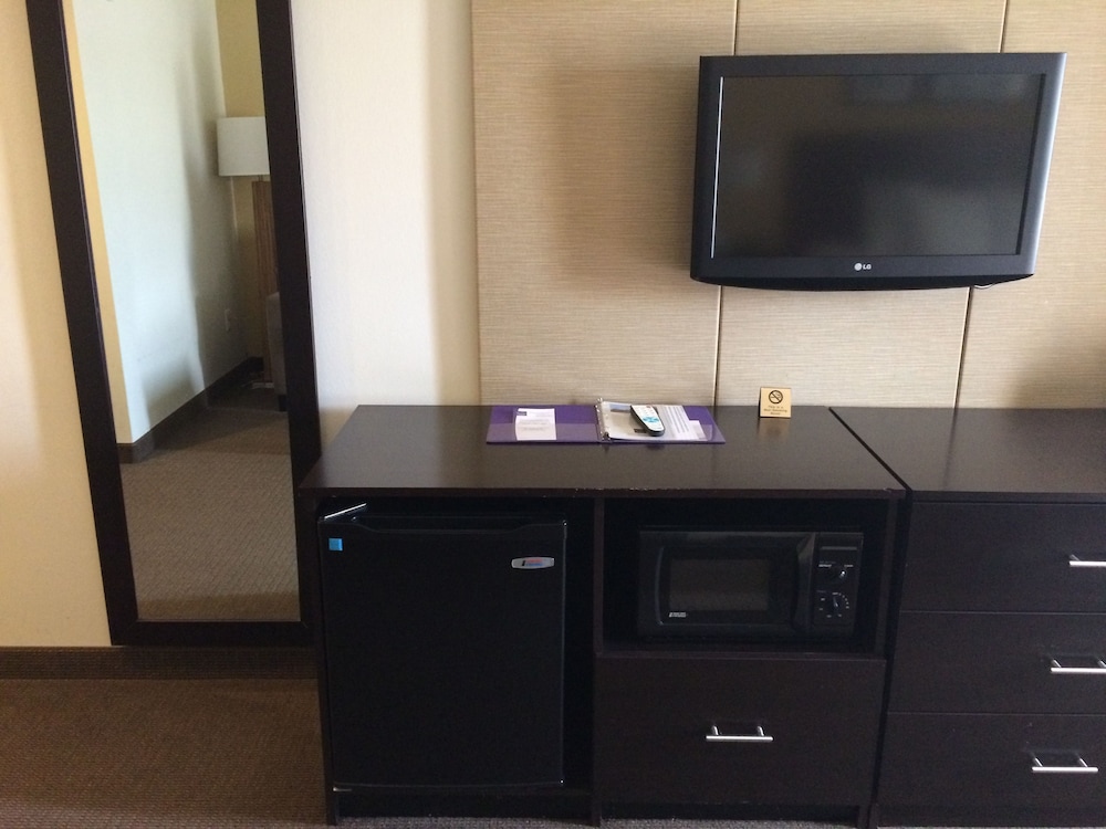 Sleep Inn & Suites Indoor Waterpark in Kansas City | Best Rates & Deals ...