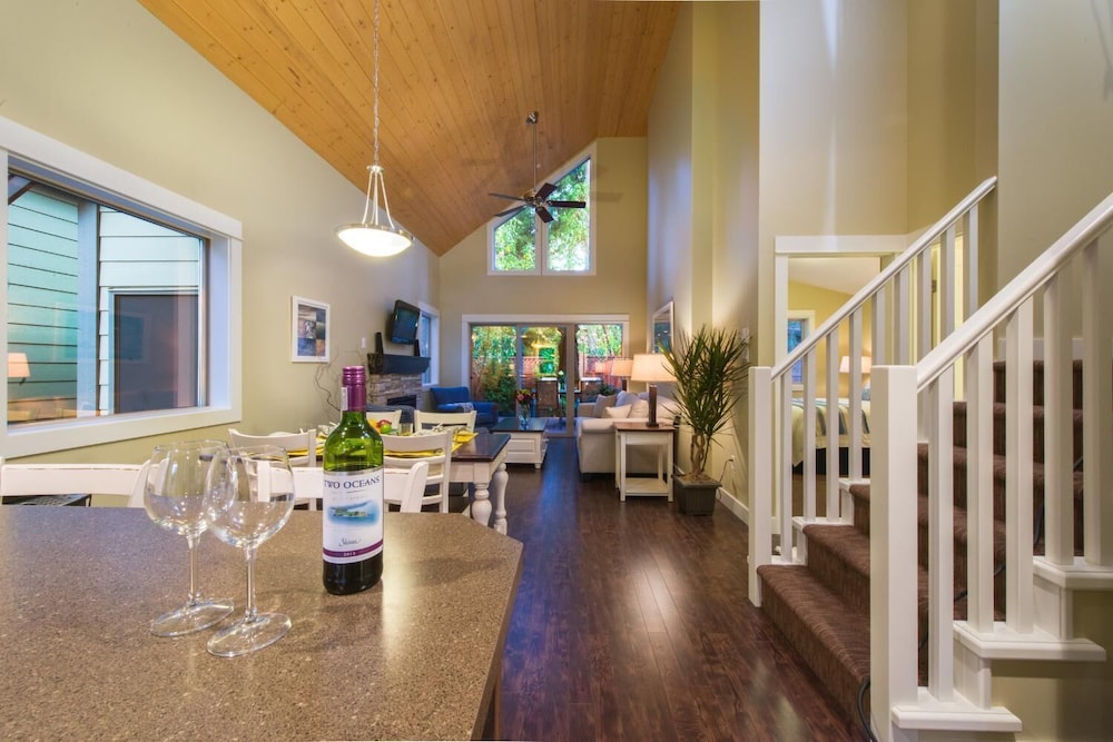 Room Deals for Oceanside Village Resort, Parksville starting at | Hotwire